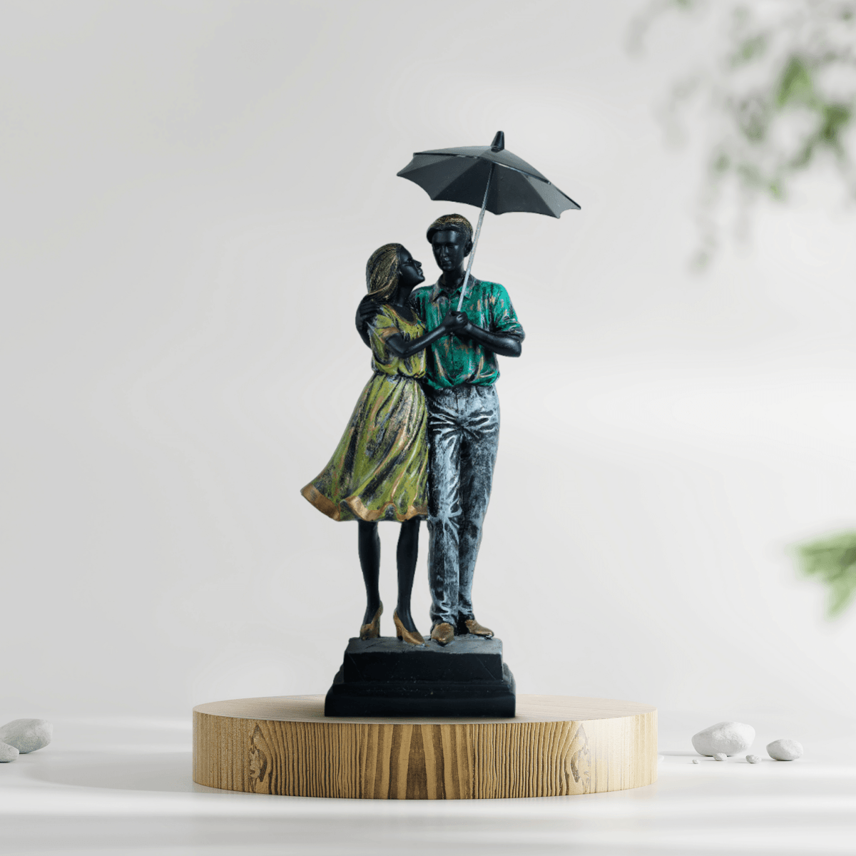 Romantic Couple Under Umbrella Statue – Decowiser